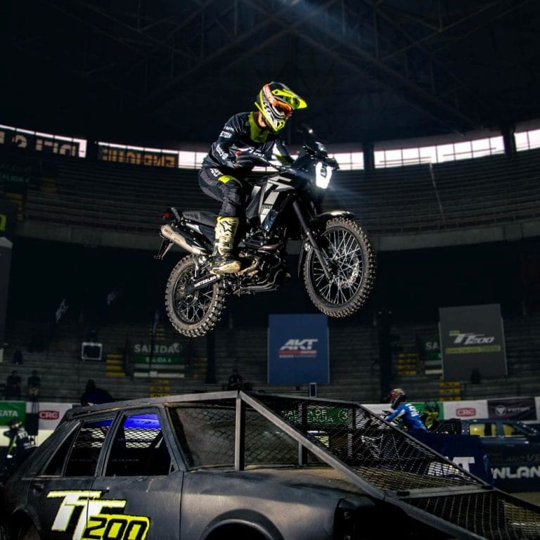 DOMINA EL CAMINO: LA IMPARABLE TT200 DE AKT MOTOS LLEGA A COLOMBIA ...